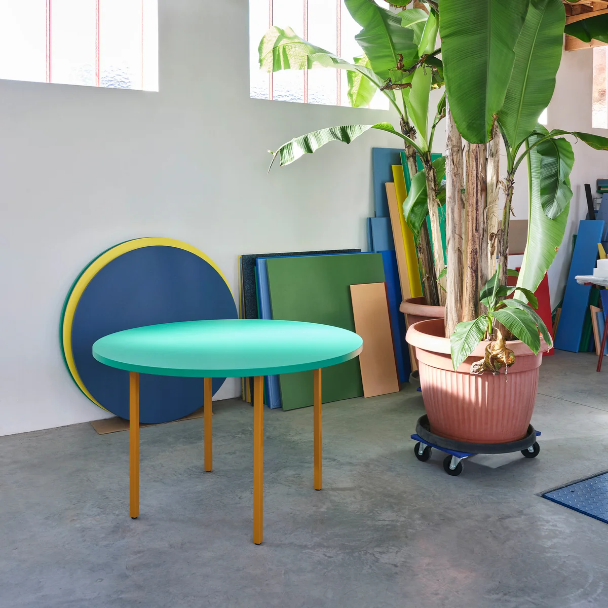 Two-Colour Esstisch rund von HAY | Connox