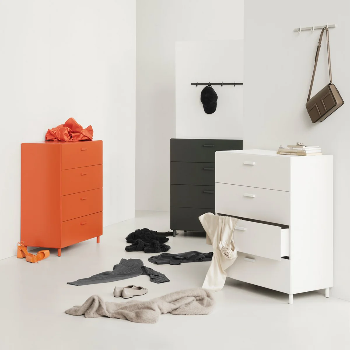 Relief Kommode mit Beinen von String | Connox