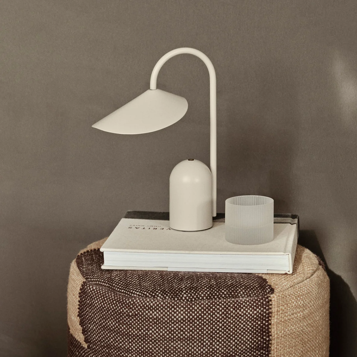 Arum Akku LED-Tischleuchte von Ferm Living | Connox